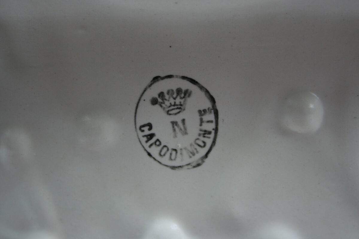 Capodimonte beeld van een jonge en meisje met hond en poes op schoot ...