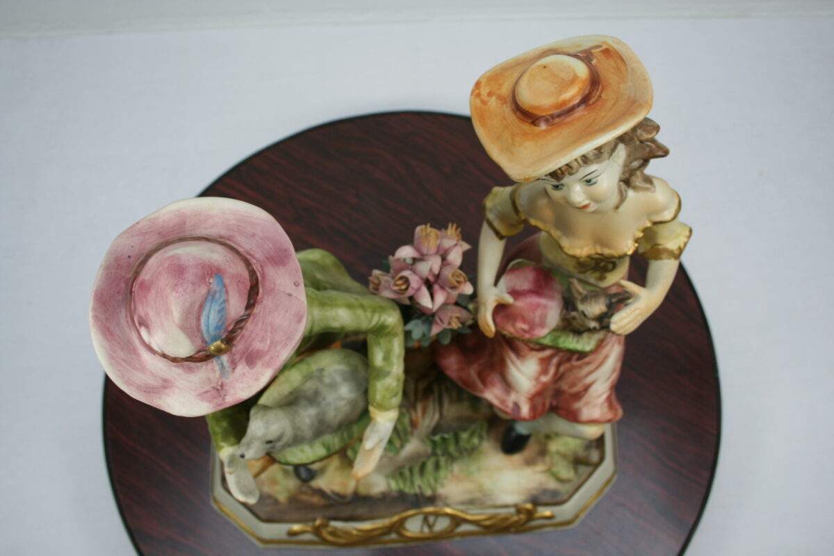 Capodimonte beeld van een jonge en meisje met hond en poes op schoot ...